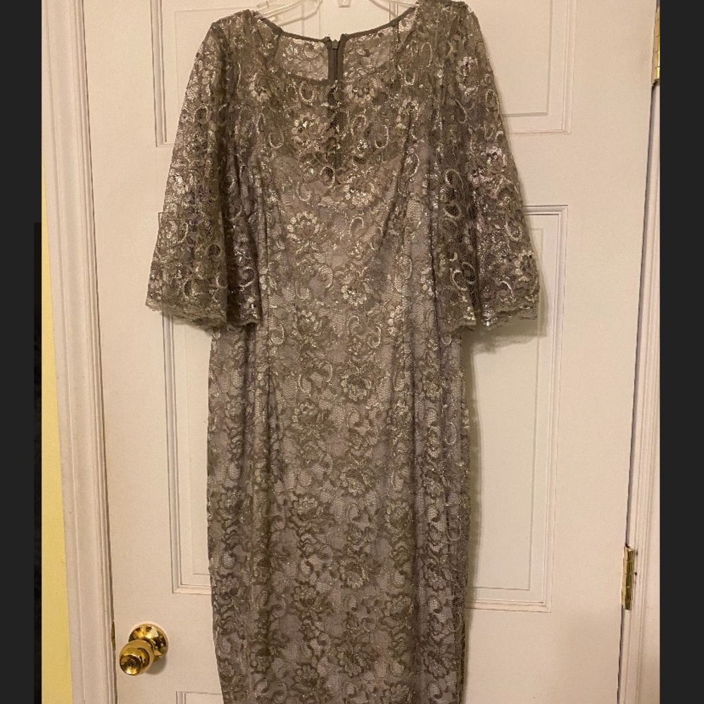 Adrianna Papell Silver Lace Midi Dress Size 16 - Gem